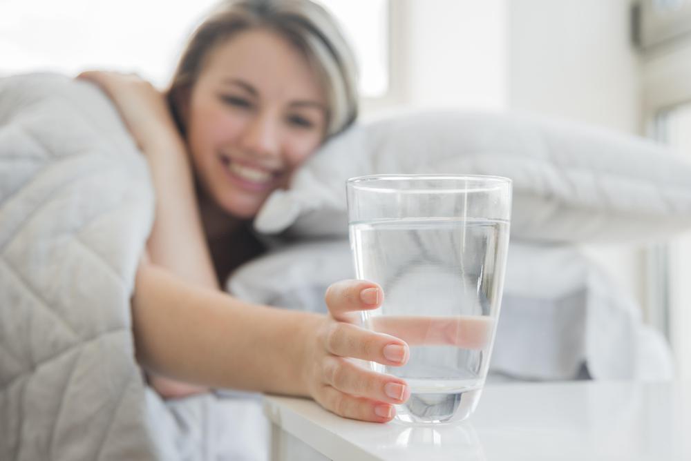 Razones por las que tomar agua en ayunas mejora nuestra salud